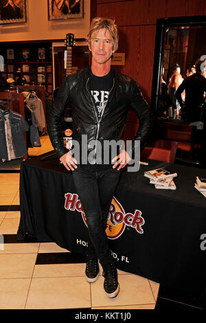 HOLLYWOOD FL - 15 MAI : Duff McKagan signe des exemplaires de son livre ...