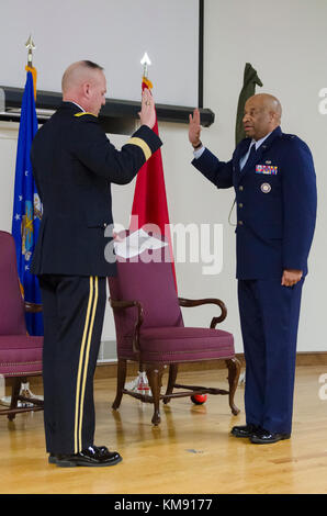Charles M. Walker est promu au rang de général de taille lors de la ...