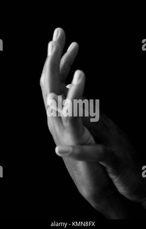 Deux mains, une blanche et une noire, secouer. Concept de ...