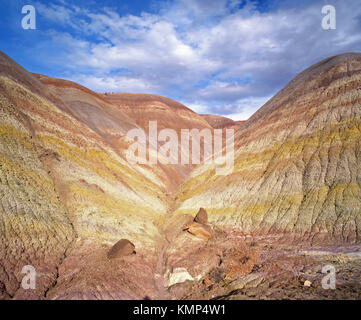 Des monticules de schiste chinle multicolores. Vermilion Cliffs ...