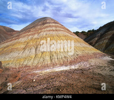 Des monticules de schiste chinle multicolores. Vermilion Cliffs ...