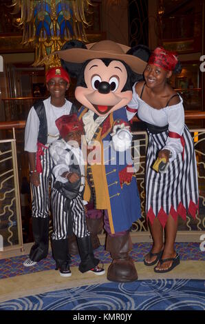 La famille afro-antillaise à prendre des photos avec Mickey Mouse ...