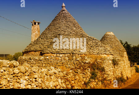 Alberobello, Italie, Pouilles. Des bâtisses maisons avec toits coniques ...