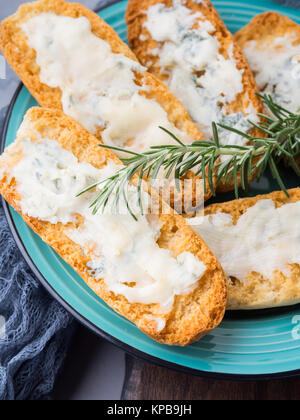 L'Italien des toasts avec du fromage gorgonzola sur fond rustique avec ...