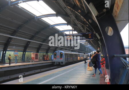 Metro train à Ramakrishna Ashram Marg métro à New Delhi, Inde Photo ...