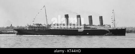 Le RMS Lusitania arrive à New York pour la première fois, après avoir ...