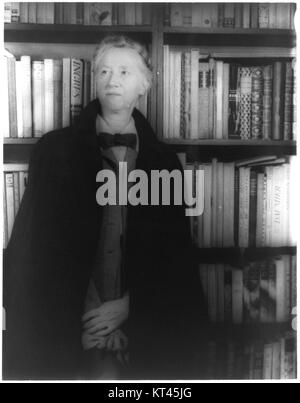 Marianne Moore, une poète américaine influente, figure dans ce portrait ...