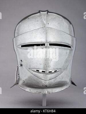 Cet armet, un type de casque médiéval, fait partie de la collection du ...