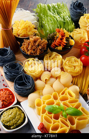 La composition avec différentes sortes de pâtes sur une table de ...