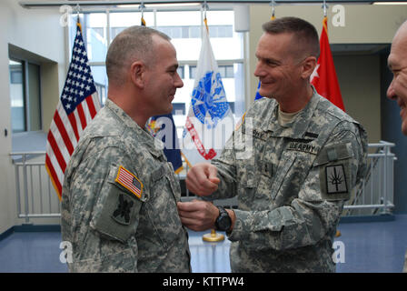 Le général Patrick D. Frank de l'armée américaine, commandant général ...