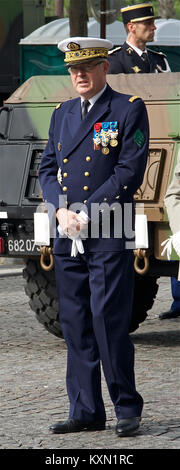 Le chef d'état-major de l'armée, l'amiral Edouard Guillaud, et le ...