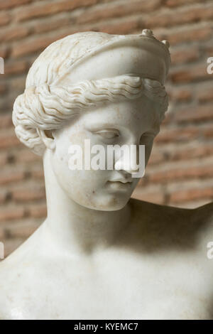 Naples. L'Italie. (Vénus ou Aphrodite) de Capoue, Copie romaine d'un ...