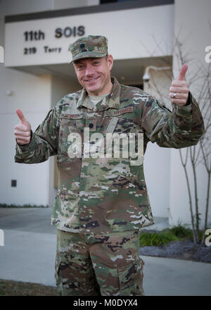 Le lieutenant-colonel Taylor Herron, commandant du 11e Escadron d ...
