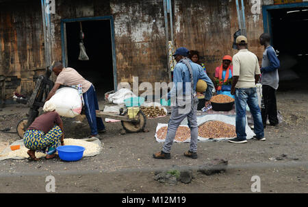 Scène de marché africain dans la ville congolaise de Goma, province du ...