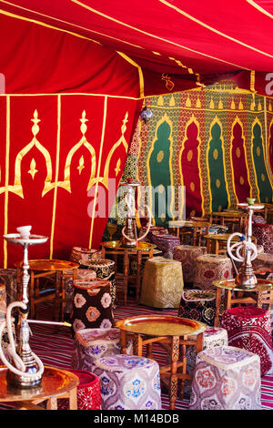 Jaima arabe avec tables et fumeurs chicha et plateau Photo Stock - Alamy