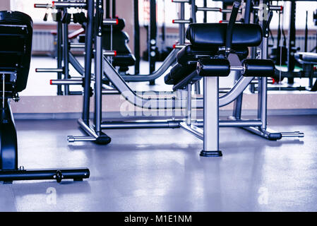 Une salle de sports avec équipement dans un sous-sol résidentiel de ...