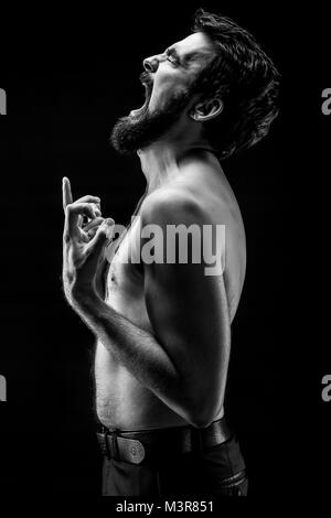 Expressif émotionnellement photographie d'un homme barbu, hurlant un ...