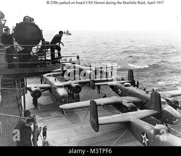 Le 18 avril 1942, des aviateurs des forces aériennes de l'armée ...