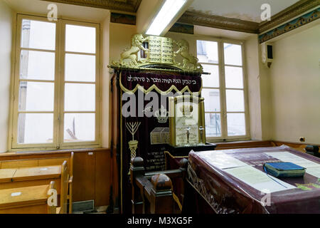 La synagogue au 17, rue des Rosiers dans le quartier du Marais à Paris ...