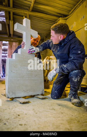 Lettre-carver Ollie Laughton, de tailleurs de Tilley de Brighton, East ...