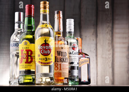 Assortiment de bouteilles d'alcool fort global brands Photo Stock - Alamy