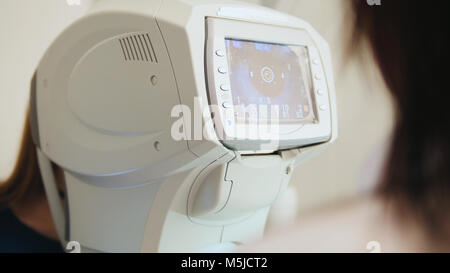 Une machine à scanner des yeux générique pour l'optométriste Photo ...