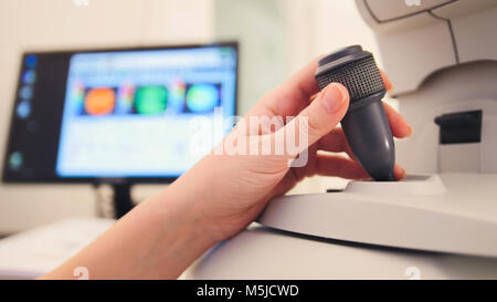 Une machine à scanner des yeux générique pour l'optométriste Photo ...