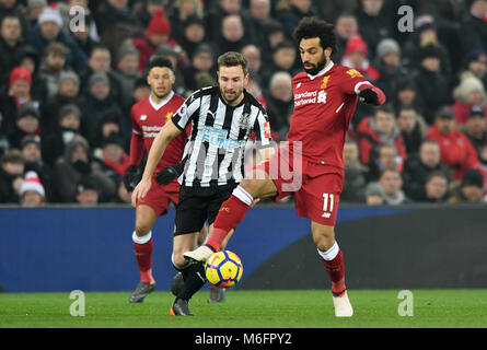 Mohamed Salah de Liverpool et Dan Burn de Newcastle United (à droite) s ...