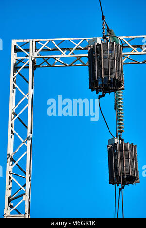 Barrière haute fréquence sur la cage ronde de ligne électrique du câble ...