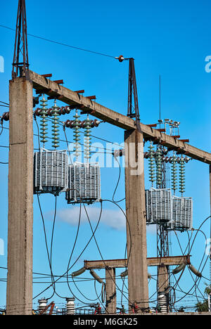 Barrière haute fréquence sur la cage ronde de ligne électrique du câble ...
