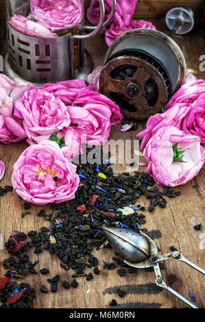 La récolte des roses thé plateau.L'image est teintée Photo Stock - Alamy