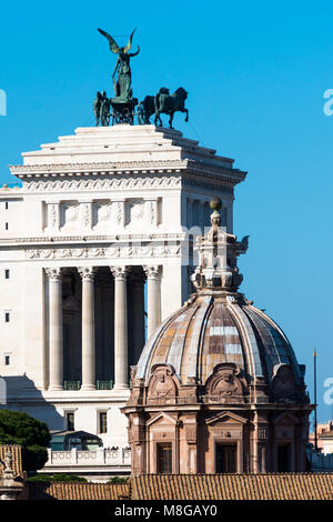 Les toits de Rome, monument Vittorio Emanuele et plusieurs églises ...