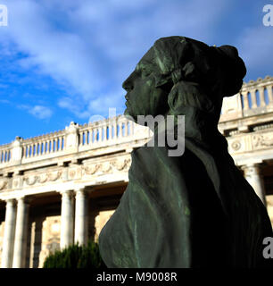 Ancienne statue d'une femme en prière à l'intérieur du cimetière ...