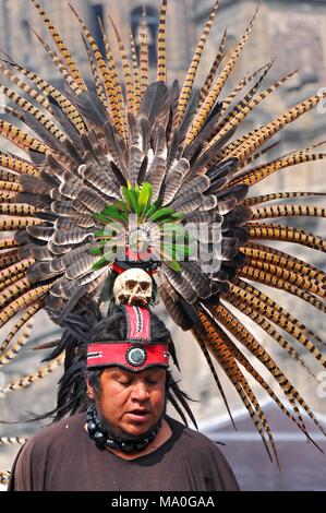 Un danseur aztèque lors d'une cérémonie sur la Place Zocalo à Mexico ...