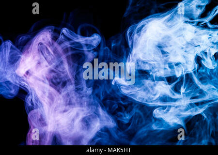 La fumée épaisse de couleur bleu et violet sur un fond noir isolé ...