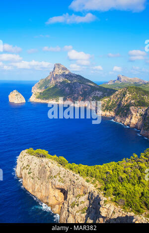 Pointe robuste à Cap de Formentor vu du Mirador es Colomer sur la côte nord de Majorque, Iles ...