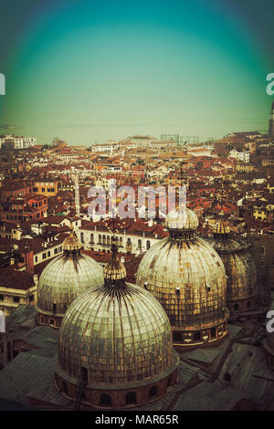 Venise Vue de dessus - dômes de la Basilique Saint Marc et l ...