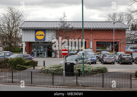 À l'extérieur extérieur/entrée de Lidl supermarché Horley Surrey ...