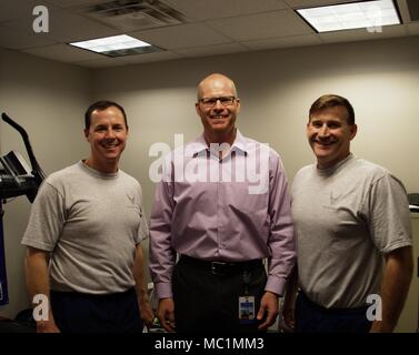 ÉTATS-UNIS Max E. Lantz II, commandant sortant de l'Institut spatial ...
