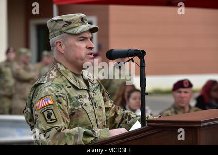 Le Sgt commande. Le Major Jérémie E. Inman, CSM, félicite l'Afrique de ...