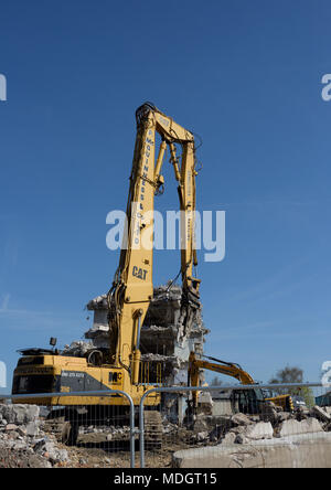 Démolition contrôlée d'un bâtiment à plusieurs étages avec Cat. 350 L ...