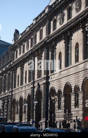 Paris, Rue de Rivoli, Musée du Louvre, Rivoli, statue de façade les ...