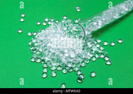 En PEHD. Les granules de polyéthylène transparent.granules de plastique ...