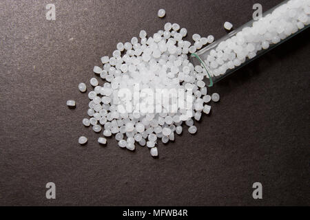 Granules de plastique. Les granules de polyéthylène transparent ...