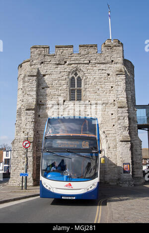 Le Westgate Towers,Passerelle médiévale,Double Decker, Bus, pinçant par ...