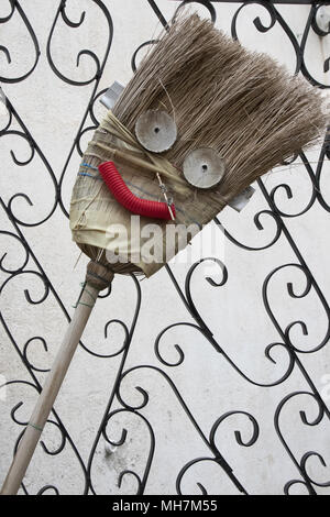 Balai avec un smiley, attaché à une porte en fer forgé à Taurinya, dans ...