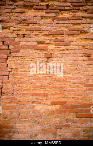 Mur de brique rouge. Une section d'un mur en brique rouge ou orange ...