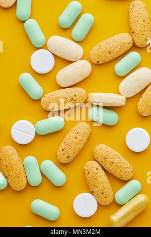 Comprimés et gélules. Pile de gélules blanches et redish comprimés ...