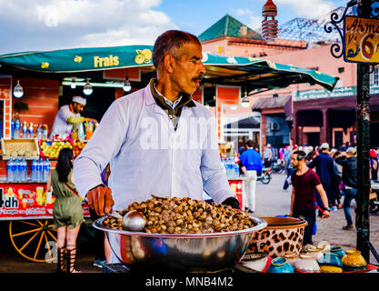 La cuisson à escargots food dans la place Jemaa El Fna, Marrakech ...