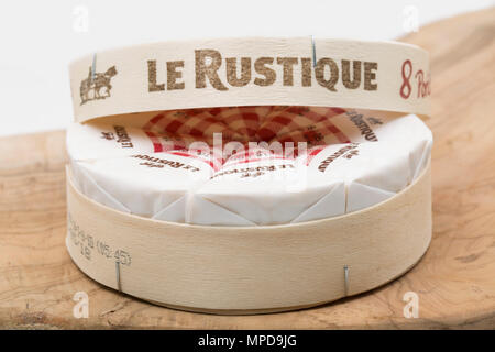 Le camembert Le Rustique faite en Normandie France à partir de lait de ...